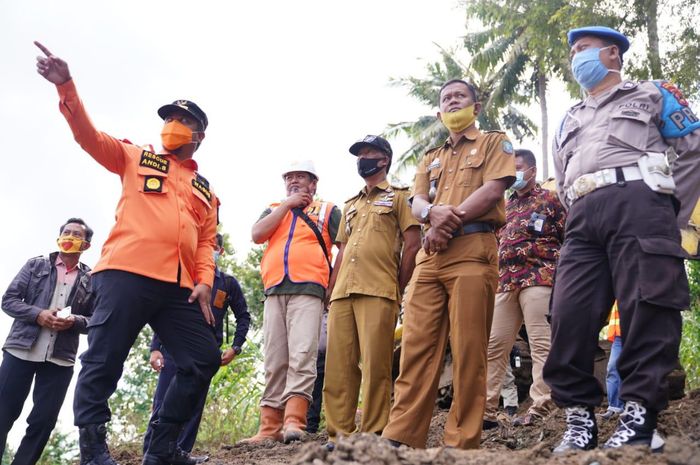 Wagub Sulsel Tinjau Pembangunan Jembatan Pacongkang Soppeng - Sonora.id Wagub Sulsel Tinjau Pembangunan Jembatan Pacongkang Soppeng - Sonora.id