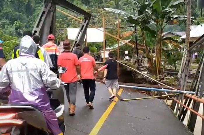 Akibat Curah Hujan Tinggi, Jembatan Ambruk dan Dua Kecamatan Terisolasi - Sonora.id