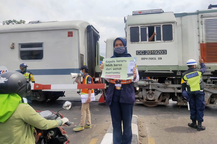 PT KAI DAOP 2 Sosialisasi Keselamatan Perlintasan Sebidang Di Stasiun Andir Bandung - Sonora.id