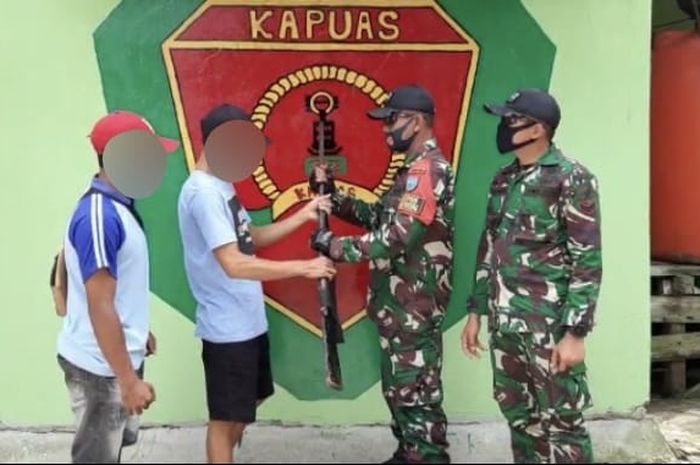 Satgas Yonif 642/Kapuas Terima Satu Pucuk Senjata Rakitan Dari Warga ... Satgas Yonif 642/Kapuas Terima Satu Pucuk Senjata Rakitan Dari Warga ...