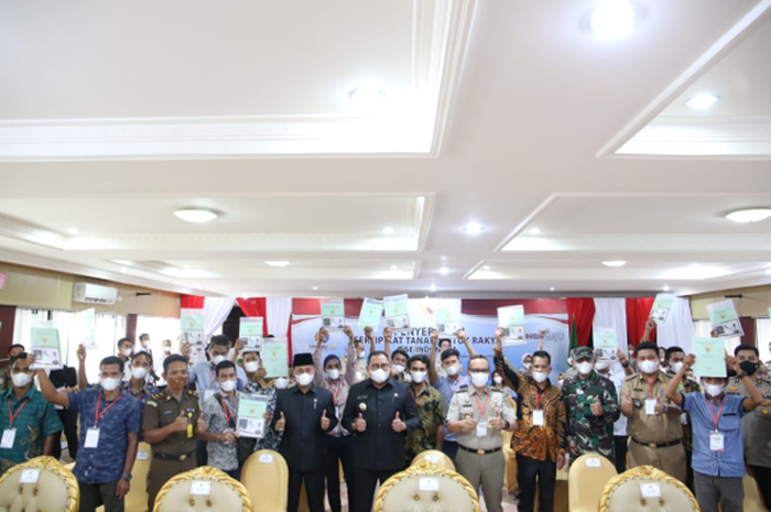 Bupati Muba DRA Serahkan 1.600 Sertifikat Hak Milik ke Warga - Sonora.id
