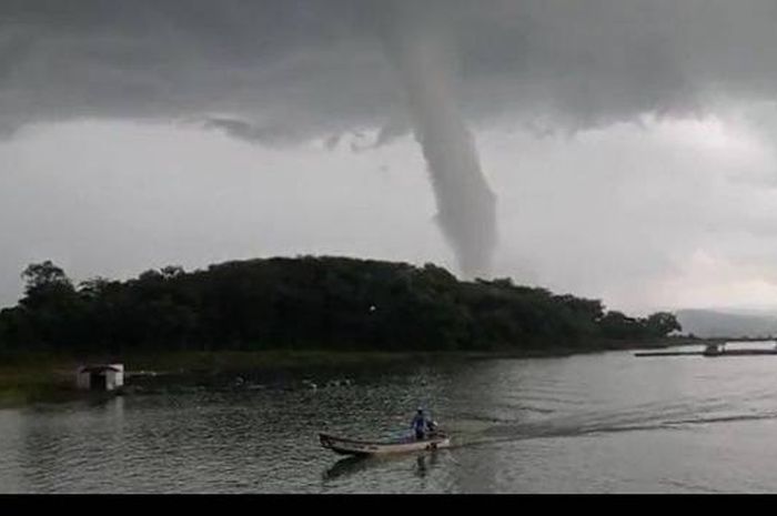 Viral Pusaran Angin di Waduk Gajah Mungkur, LAPAN: Bukan Puting Beliung ... Viral Pusaran Angin di Waduk Gajah Mungkur, LAPAN: Bukan Puting Beliung ...