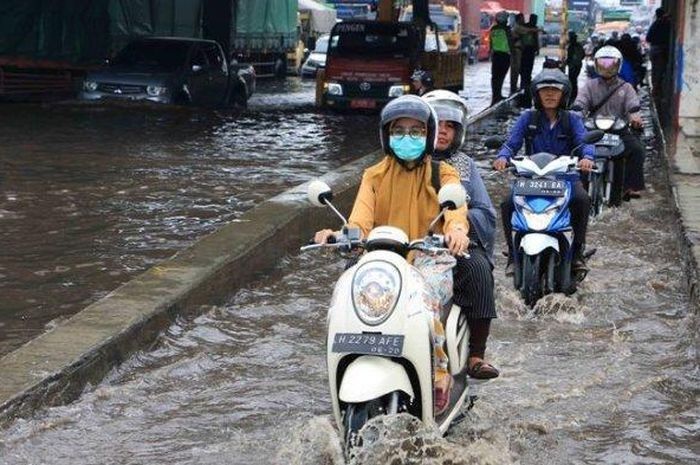 Tips Merawat Motor Saat Musim Hujan Tanpa Perlu ke Bengkel - Sonora.id