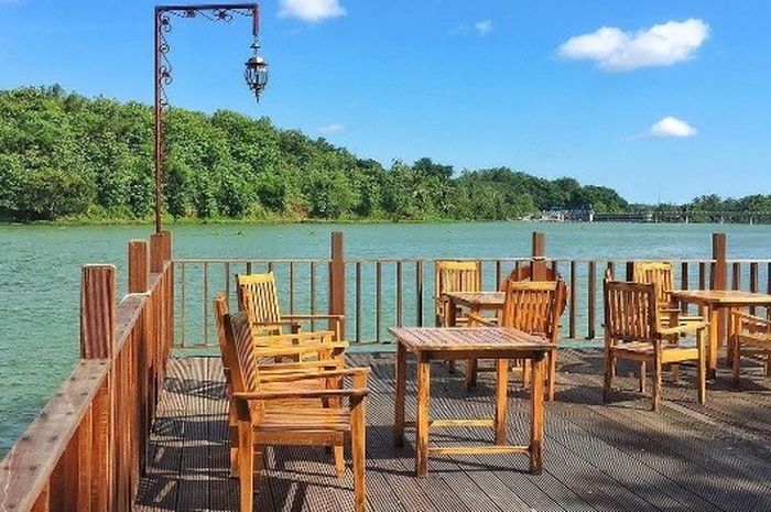 Restoran Apung Jambangan, Menjadikan Tempat Romantis Anti Mainstream ...