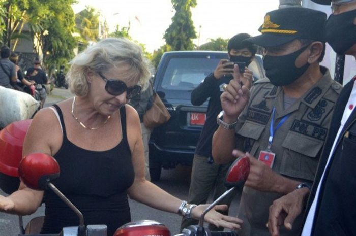 WNA di Bali Berani Langgar Prokes, Siap-Siap Kena Denda Rp 1 Juta hingga Dideportasi - Sonora.id