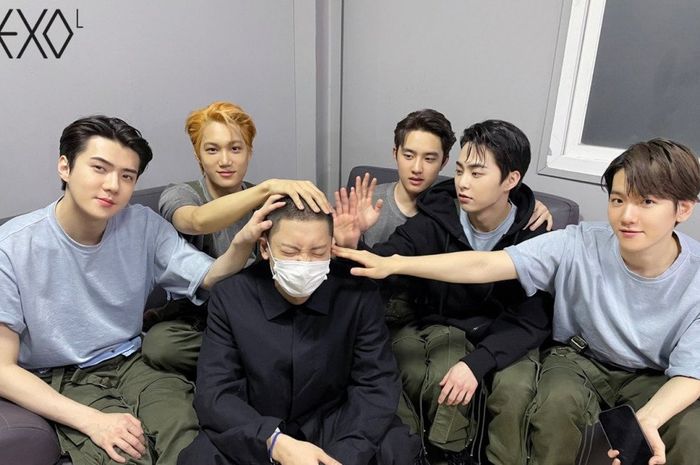Kejutkan Penggemar, EXO Unggah Tradisi Gosok Kepala Botak Chanyeol ...