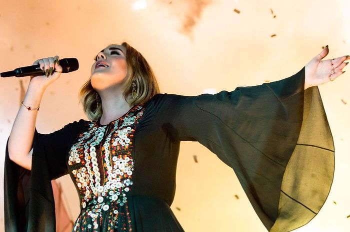 Lirik Lagu 'Chasing Pavements' – Adele, Lengkap dengan Terjemahannya ...