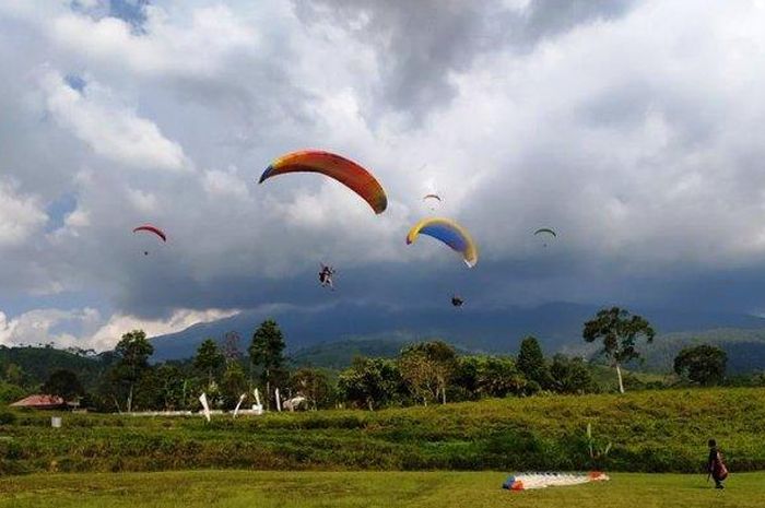 Wisata Paralayang Kemuning, Sensasi View Diatas Awan Menjadi Pilihan ...