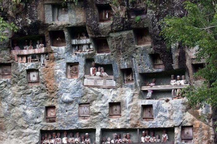 5 Tradisi Unik Pemakaman yang hanya Ditemukan di Indonesia, Mana yang ...