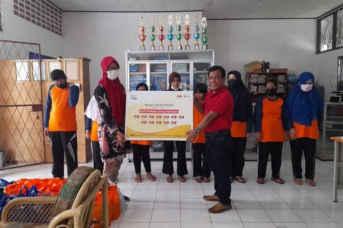 Peduli Penyandang Disabilitas Sensorik, Radio Sonora Palembang Salurkan ...