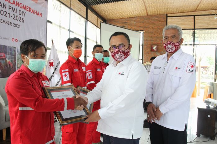 Relawan PMI DIY Yang Ditugaskan Membantu Penanganan Bencana APG Gunung ...