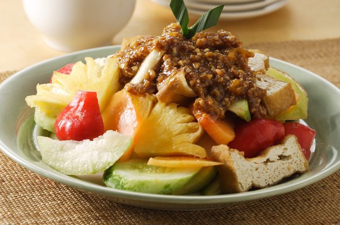 Resep Rujak Bumbu Kacang, Seger Banget Buat Dimakan Siang-Siang - Sonora.id