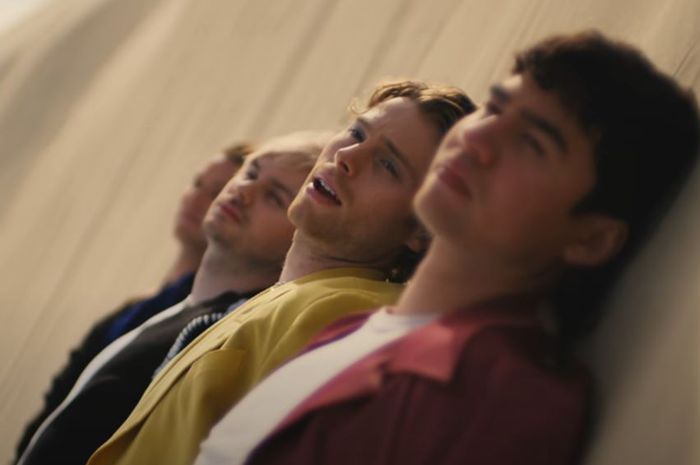 Lirik Lagu ‘Complete Mess’ - 5SoS, Lengkap dengan Terjemahan - Sonora.id