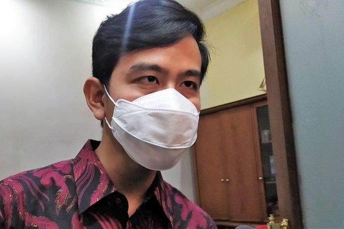 Kunjungi Satu per Satu Warga Mojo, Gibran Bagikan 147 Sertifikat Tanah ...