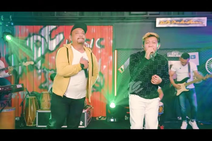 Lirik dan Arti Lagu Ojo Dibandingke - Denny Caknan ft Abah Lala - Sonora.id Lirik dan Arti Lagu Ojo Dibandingke - Denny Caknan ft Abah Lala - Sonora.id