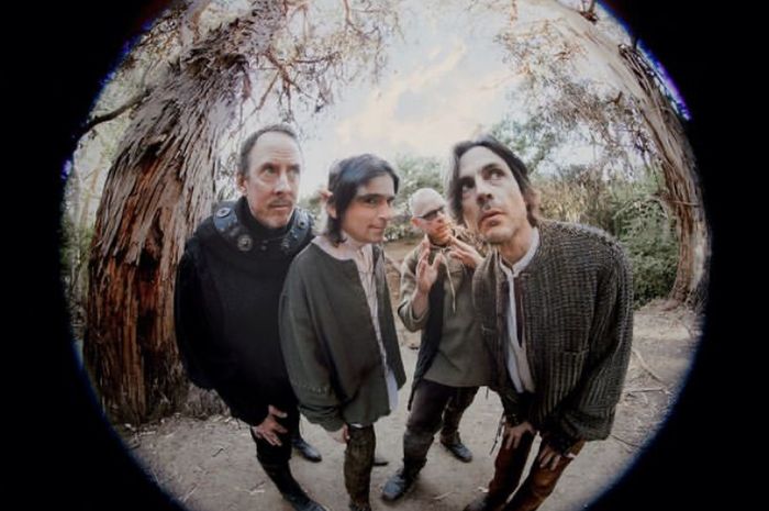 Lirik Lagu Island In The Sun – Weezer, Lengkap dengan Terjemahannya ...