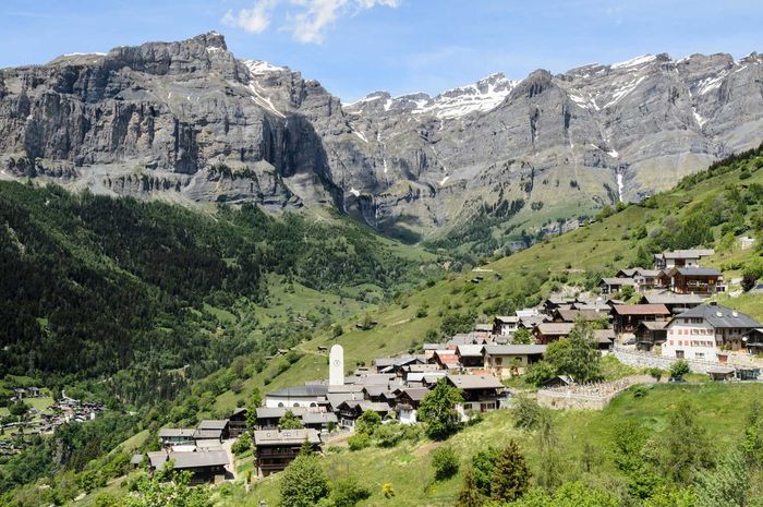 FAKTA Desa Albinen Swiss, Kamu Dibayar Rp 1 M Kalau Mau Tinggal di Sini ...