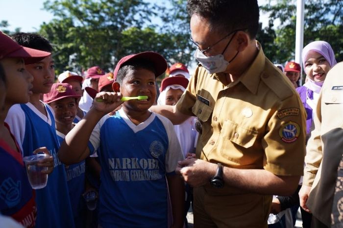 Hari Kesehatan Gigi dan Mulut, 1.000 Siswa SD di Pontianak Sikat Gigi Massal - Sonora.id