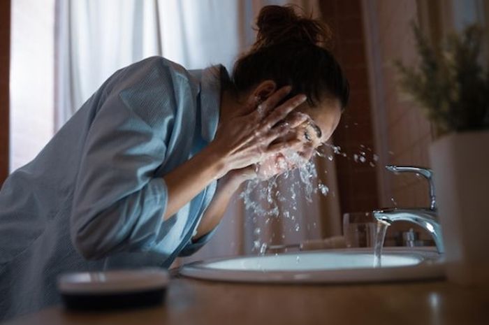 Cara Atasi Mata Kering, Salah Satunya dengan Cuci Muka? Kok Bisa ...