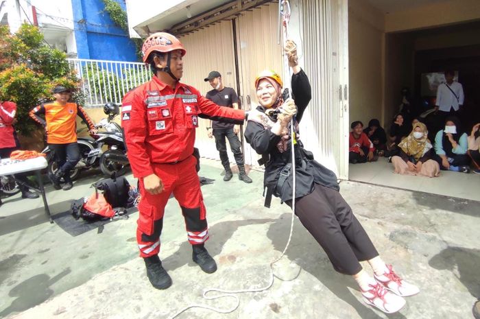 Relawan di Banjarmasin Ikuti Pelatihan Vertical Rescue - Sonora.id