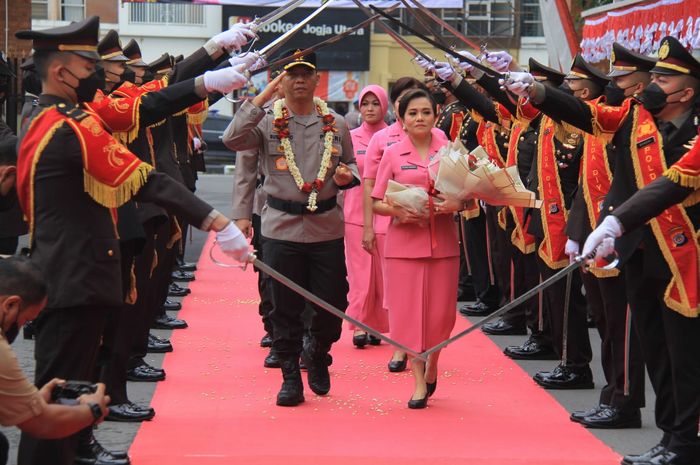 Upacara Pedang Pora Sambut Kapolda DIY Baru, Irjen Pol Suwondo ...