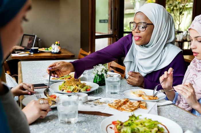 4 Hikmah Mengkonsumsi Makanan Halal yang Bisa Didapatkan Umat Islam ...