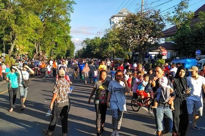 Pengunjung CFD Marah Saat Diedukasi Tim Capit Sampah DLH Solo - Sonora.id