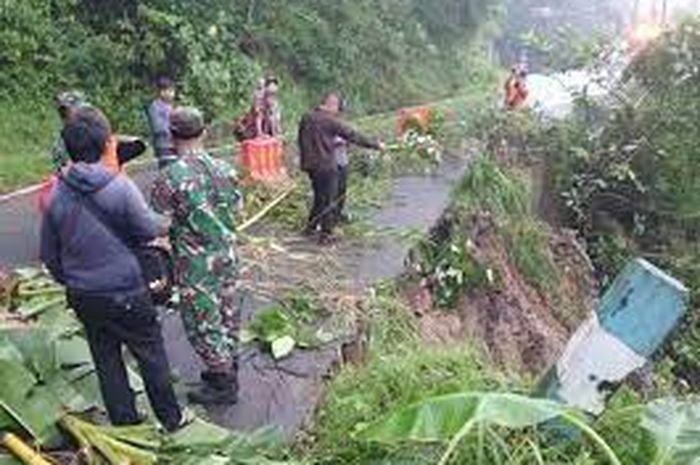 Diguyur Hujan Deras, Jalan Simo-Klego Longsor - Sonora.id