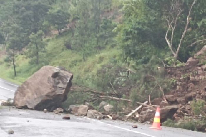 Tebing Longsor, Jalan Penghubung Tawangmangu-Magetan Dialihkan - Sonora.id