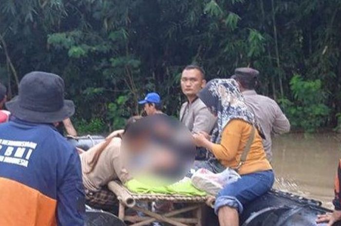 Banjir di Sragen, Seorang Warga Tersetrum Saat Nyalakan Pompa Air - Sonora.id