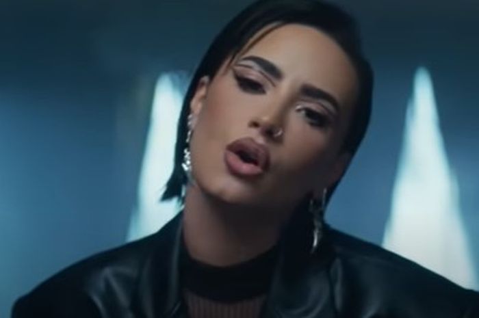 Lirik dan Terjemahan 'Heart Attack' - Demi Lovato, Viral di TikTok ...