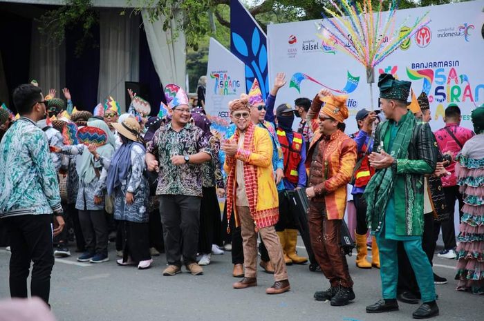 Parade Fashion Karnaval Sasirangan, PUPR Banjarmasin Terkompak - Sonora.id