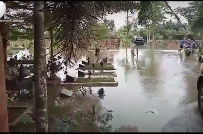 Ini Penyebab Banjir di Areal TPU Kebun Bunga Palembang yang Viral di ...