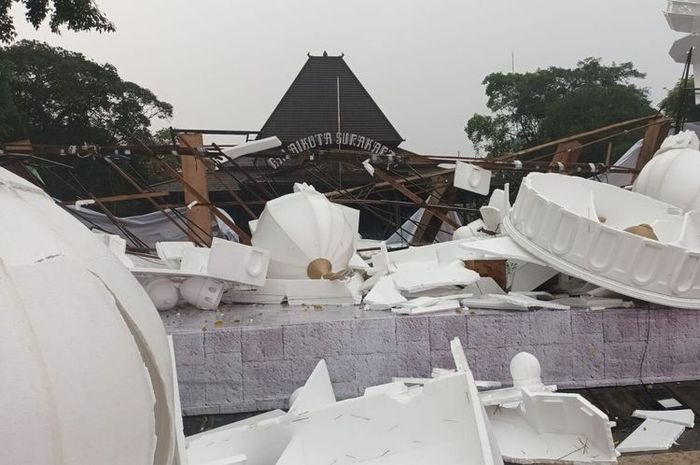 Hujan Angin, Replika Masjid Raya Sheikh Zayed di Balaikota Solo Roboh ...