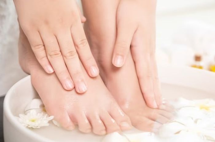 10 Manfaat Merendam Kaki dengan Air Garam, untuk Cegah Insomnia ...