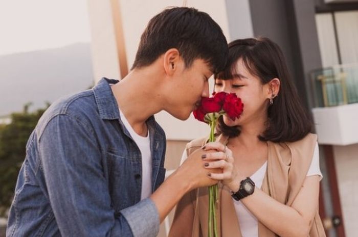 23 Pantun Gombal untuk Pacar, Romantis tapi Lucu, Uwu Banget! - Sonora.id