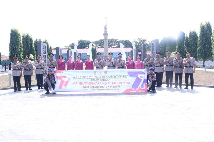 Jelang Hari Bhayangkara Ke-77 Polda Sumsel Gelar Upacara Ziarah Makam Pahlawan - Sonora.id