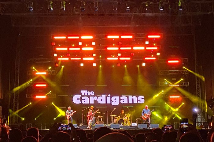 Aksi Magis The Cardigans Saat Jadi Band Penutup di The 90's Festival ...
