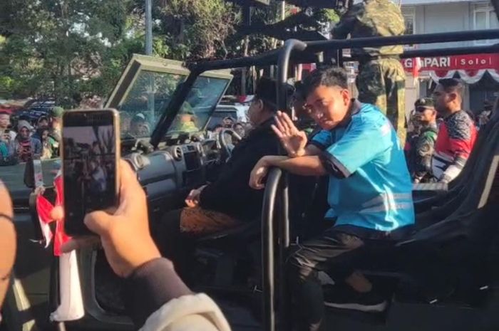 Viral, Gibran Kenakan Seragam Jukir Pimpin Pawai Pembangunan Solo ... Viral, Gibran Kenakan Seragam Jukir Pimpin Pawai Pembangunan Solo ...
