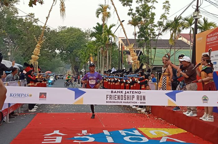 Road to Borobudur Marathon 2023, Ribuan Pelari Meriahkan Bank Jateng ... Road to Borobudur Marathon 2023, Ribuan Pelari Meriahkan Bank Jateng ...