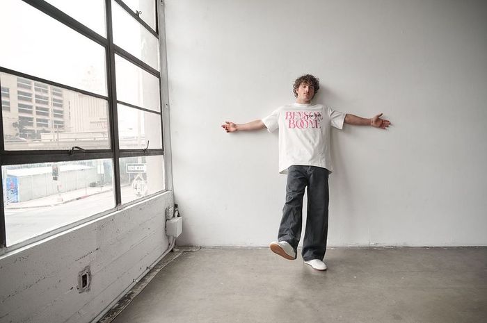 Lirik dan Terjemahan Lagu Slow It Down dari Benson Boone - Sonora.id