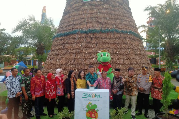 Pohon Natal ‘Eceng Gondok’ Saloka Theme Park, mendapat Rekor MURI ...