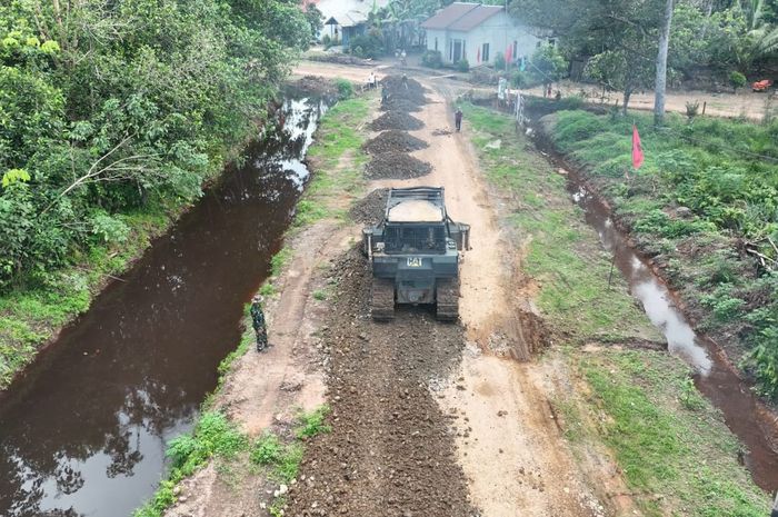 Yon Zipur 6/SD Bersama Masyarakat Laksanakan Pembangunan Jalan Poros ...