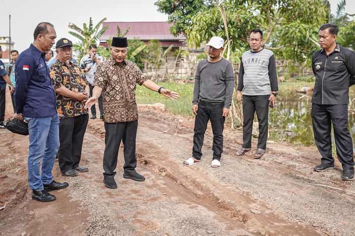 PJ Bupati Muba Apriyadi Menanggapi Keluhan Warga Mengenai Jalan Rusak dan Mengunjungi Pengembang ...