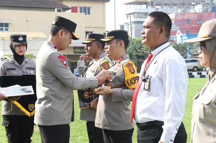 Jelang Lebaran 2024, Kapolda Sumsel Berikan Arahan dan Penghargaan kepada Personil Jajaran ...