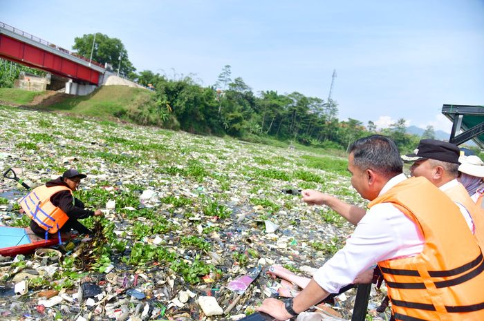 Pj Gubernur Jabar Sebut Sampah di Bawah Jembatan Sapan Sungai Citarum Harus Bersih dalam Satu ...