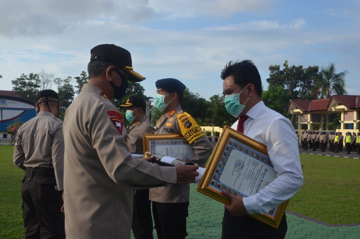 Kapolda Serahkan Penghargaan Kapolri Kepada Tiga Pejabat Polda Babel - bangka.sonora.id