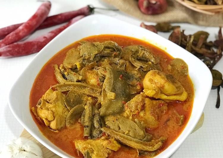 Gulai Ayam Dengan Jamur Pelawan, Sajikan Dengan Taburan Bawang Goreng ...