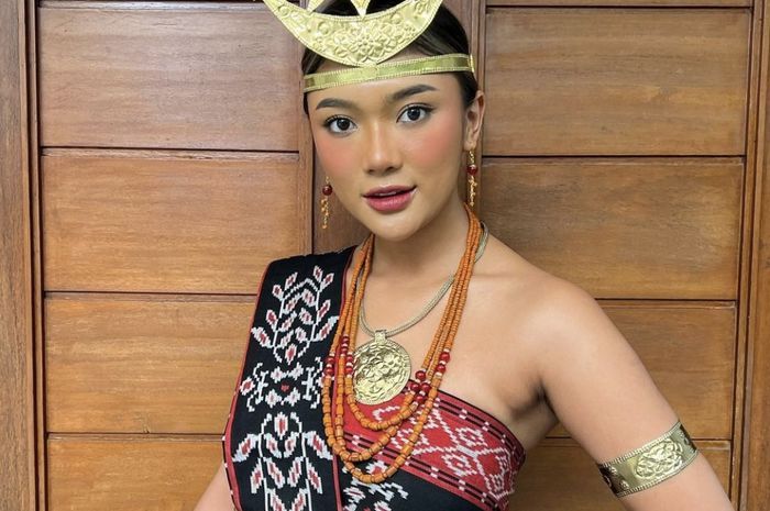 Yuk Intip Pesona Marion Jola Pakai Baju Adat Rote di Hari Kemerdekaan ...