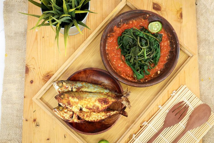 Berikut Ini Cara Mmebuat Ikan Kembung Bakar Dan plecing Kangkung ...